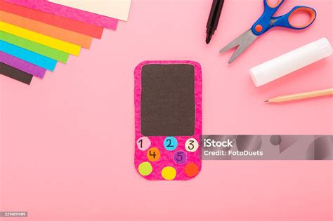 스마트 폰 접착제 가 위 마커 연필 및 밝은 분홍색 테이블 배경에 다채로운 응용 용지 파스텔 색상 놀이를 위한 자식 가제트 만들기 근접 촬영 하향식 보기 0명에 대한 스톡