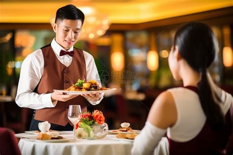 服务员端着菜高清图片下载 正版图片600334177 摄图网