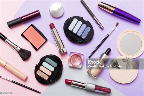 전문 메이크업 도구 평면도 플랫 레이 아름다움 장식 화장품 메이크업 브러쉬 세트 및 테이블 배경에 컬러 아이 섀도우 팔레트 미니멀리즘 스타일 Charitable