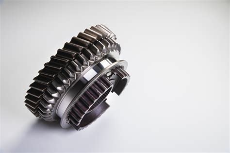 회색 배경의 새 부품입니다 기어 변속 토크 변속기의 기어 개념적으로 기계적 배경 샤이니 기어 박스 기어 톱니 0명에 대한 스톡 사진 및 기타 이미지 Istock