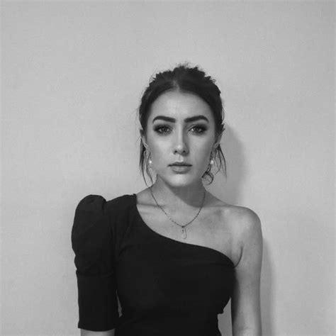 James Jamie Leigh V Threads Say More