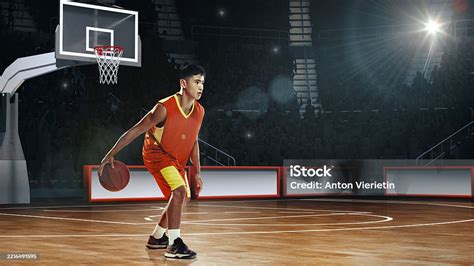 손으로 만든 콜라주 빨간 유니폼을 입은 젊은 운동 선수가 3d 렌더링 농구 코트의 골대 근처에서 공을 드리블하고 배경에 관중이 있습니다 농구 팀 스포츠에 대한 스톡 사진 및