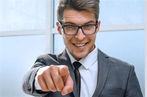Retrato De Un Joven Empresario Sonriendo Imagen De Archivo Imagen De Moderno Edificio