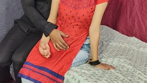 सुंदर साड़ी वाली भाभी हिंदी में अपनी पीठ पर बर्फ की मालिश के बाद सख्त और सख्त गांड चुदाई के लिए