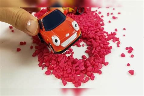 七彩卡车玩具带来各种小赛车小太阳快乐园