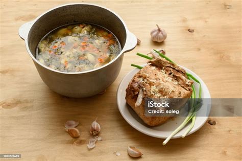 나무 배경에 접시에 수프와 구운 고기의 가마솥 나무 배경에 양파와 마늘 가정 요리 0명에 대한 스톡 사진 및 기타 이미지 0