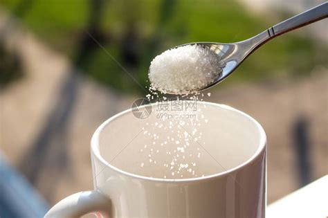 把糖倒进杯子里高清图片下载 正版图片505009069 摄图网