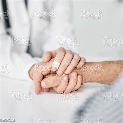 병원에서 검진 을 받는 동안 남성 환자를 위로하는 인식할 수 없는 여성 의사의 자른 샷 2명에 대한 스톡 사진 및 기타 이미지 2명 30 34세 70 79세 Istock