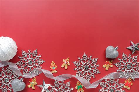 즐거운 성탄절 보내시고 새해 복 많이 받으세요 빨간 배경에 크리스마스 장식 평면도 크리스마스 구성 빈 공간 축하 카드 12월에 대한 스톡 사진 및 기타 이미지 Istock