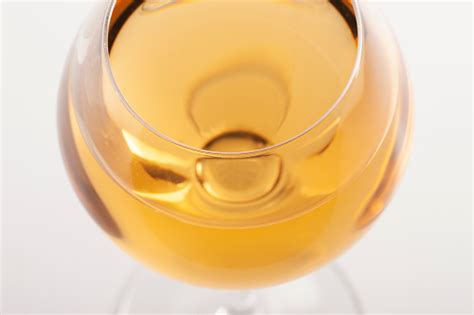 그림자와 화이트 와인의 유리입니다 맨 위 보기 추상적 인 레드 와인 거품 0명에 대한 스톡 사진 및 기타 이미지 0명