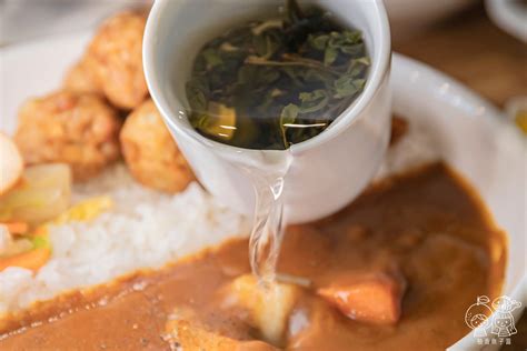 台中咖哩少見吃法！以台灣茶湯倒入濃厚系日式咖哩，新品小獅頭頭更是香氣滿點！ 柚香魚子醬的蹦蹦跳跳