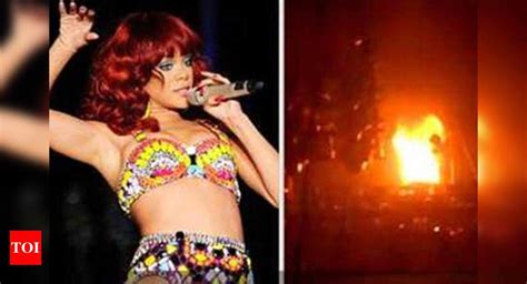Rihanna Reveals Never Seen Before Chin Scar At V Festival Hindi Movie