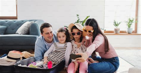 집에서 어린 딸을 둔 부모는 여름 휴가를 위해 짐을 꾸릴 때 셀카를 찍습니다 사진 Unsplash의 슬로바키아 이미지