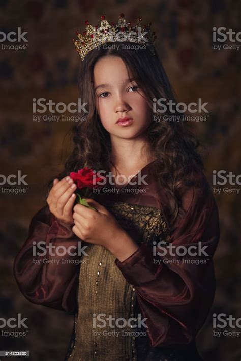 손에 장미와 왕관을 착용 하는 귀여운 여자의 초상화 젊은 여왕 또는 공주입니다 십대에 대한 스톡 사진 및 기타 이미지 십대 십대 소녀 요정 가공의 인물 Istock