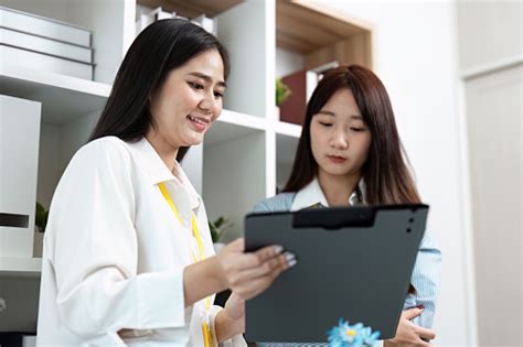 전문직 동료 현대적인 사무실 환경에서 협업하는 두 여성과의 비즈니스 미팅 2명에 대한 스톡 사진 및 기타 이미지 2명