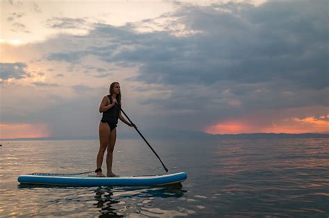 바다 한가운데있는 Sup 보드에 서있는 동안 바다와 구름의 전망을 즐기는 여성 서퍼 패들보드에 대한 스톡 사진 및 기타 이미지 패들보드 30 34세 건강한 생활방식