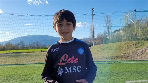 ეს ბიჭი რომელსაც ვიდეოში ხედავთ ამირან მაკარიძეა რომელიც 3 წლის ჩამოვიდა საბერძნეთში ეხლა კი