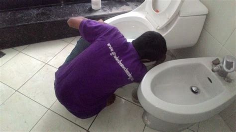 Ini Dia Cara Membersihkan Lantai Kamar Mandi Paling Ampuh
