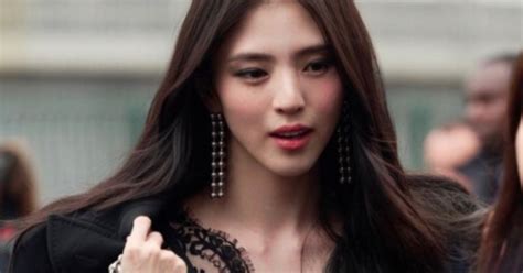 한소희 실물 이정도라니 무보정에도 빛나는 외모 올블랙 드레스룩 어썸클