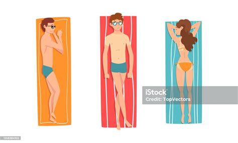 남자와 여자 캐릭터 일광욕 누워 에 담요 에 해변 또는 바다 해안 즐기는 뜨거운 여름 벡터 세트 계절에 대한 스톡 벡터 아트 및