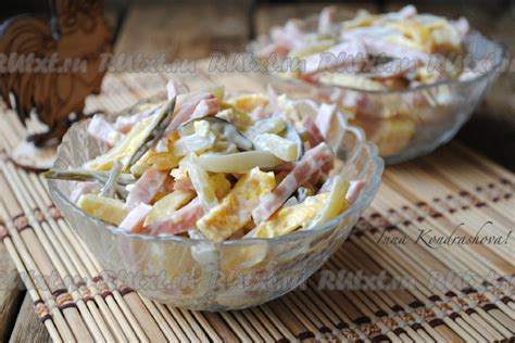 Салат из яичных блинчиков с колбасой 9 фото в рецепте