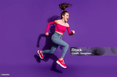 전체 길이의 몸 크기 보기 매력적인 의도적 인 쾌활한 소녀 점프 실행 고립 된 밝은 보라색 색상 배경 갈색 머리에 대한 스톡 사진 및 기타 이미지 Istock