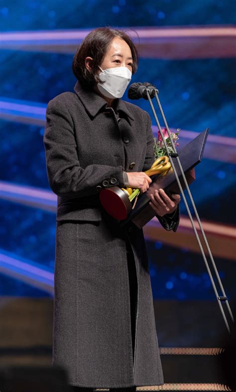 포토 소감 밝히는 故 강수연의 동생 강수경 씨