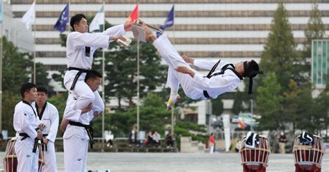 격파시범 보이는 지상작전사령부 1군단 태권도 시범단