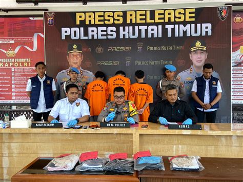 Miris Seorang Gadis Dilecehkan Dan Disetubuhi Oleh Empat Pria Salah Satunya Pelaku Dibawah