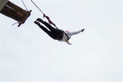 여자는 큰 높이에서 점프 하 고 하늘에 밧줄에 파리 극단적 인 열정 깊은에 대한 스톡 사진 및 기타 이미지 깊은 날기
