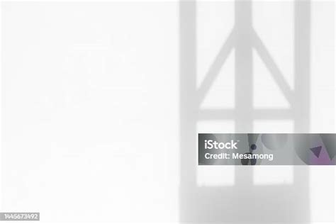 흰색 콘크리트 벽 질감 배경에 금속 건설 기둥 그림자 오버레이 제품 프레젠테이션 배경 및 모형에 적합합니다 강철에 대한 스톡 사진 및 기타 이미지 Istock