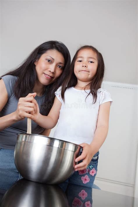 Retrato Da Matriz E Da Filha Na Cozinha Foto De Stock Imagem De Maternidade Estudar