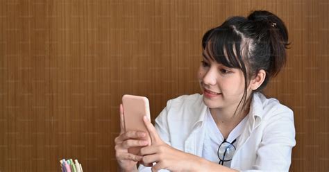 커피숍에 앉아 휴대폰을 사용하는 아름다운 젊은 여성의 초상화 사진 Unsplash의 사업 이미지