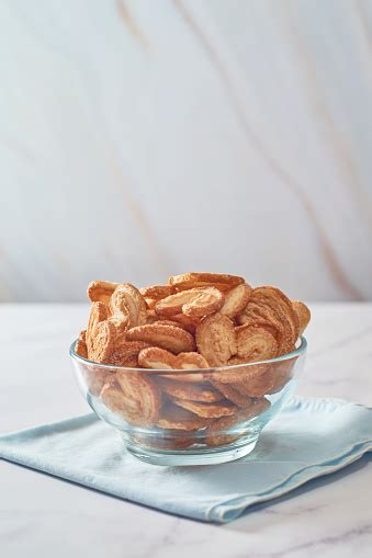 팔미에 퍼프 페이스트리 쿠키 또는 코끼리 귀는 캐러멜화되고 바삭바삭한 페이스트리 한 그릇에 넣습니다 빵과자류에 대한 스톡 사진 및 기타 이미지 Istock