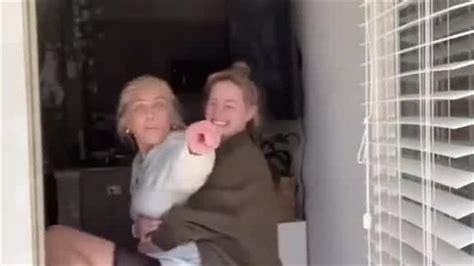 پسری که داره سعی میکنه مخ یه دخترو بزنه چون خیلی مستقل و کوله دختری که خودش دوست‌دختر داره