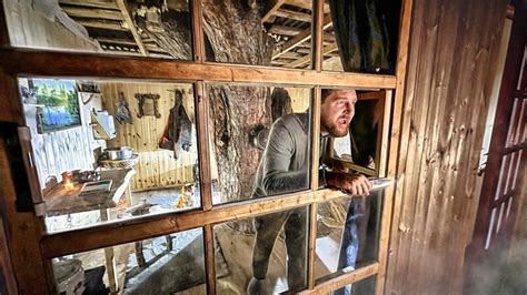 Жуткая НОЧЬ в ДОМЕ на Дереве в ЛЕСУ ОН Пришел Когда Я Уснул и Ходит Рядом — Video By Лесные