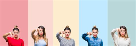 화려한 빈티지에 아름 다운 젊은 여자의 콜라주 불행 하 고 화가 거절을 보여주는 제스처 반대와 부정적인 보고 격리 된 배경 줄무늬 나쁜 식입니다 갈색 머리에 대한 스톡 사진