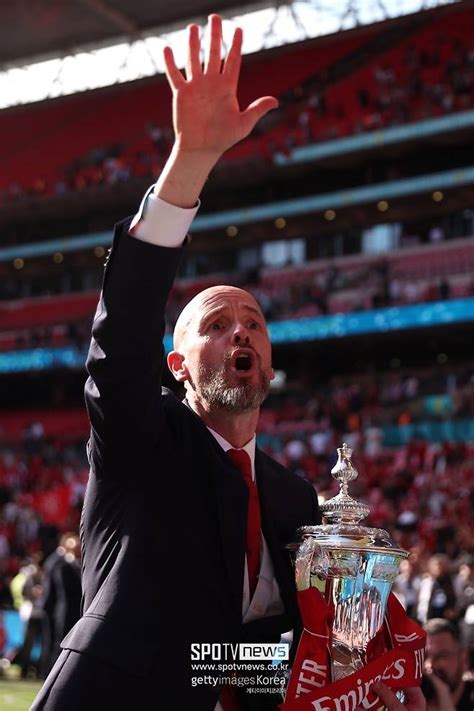 텐 하흐 우승 후에도 경질설 나오자 분노 다른 팀 가서 우승하면 된다