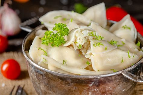 빈티지 소박한 그릇 접시 포크 나이프 숟가락 소금 향신료 신선한 허브 스탠드 와 거짓말 다른 각도 나무 절단 부엌 테이블에 어두운 빛에 빨간색과 흰색 생선 고기로 만든 만두