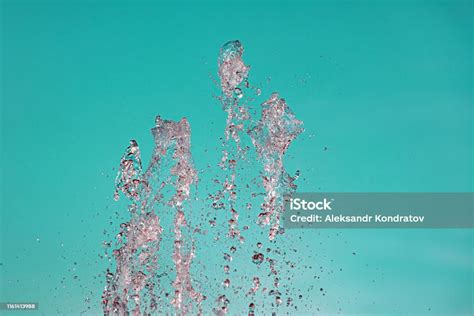 녹색 배경에 대한 맑은 여름 날에 공기에 얼어 빨간 물의 튀김과 꼭대기 제트와 도시 분수 신선함과 유체의 이점 0명에 대한 스톡 사진 및 기타 이미지 Istock