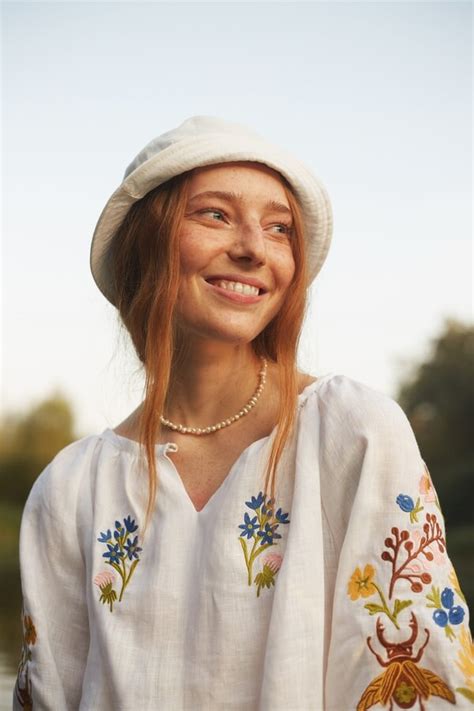 Вишиванка біла з вишитими червонокнижними рослинами E53 Доставка м Київ та Україна Вишиванки