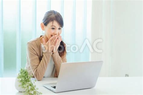パソコンを使う中高年の女性（笑顔） No 22442297｜写真素材なら「写真ac」無料（フリー）ダウンロードok