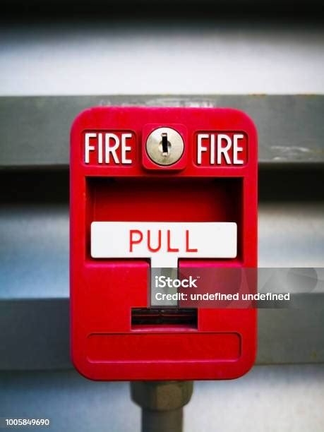 레드 불 경보 상자 경고 및 보안 시스템에 대 한 회색 금속 벽에입니다 위험 화재 안전 상자를 당겨 빨간 경보 장비 감지기 안전 감지기를 휴식 벨에 대한 스톡 사진 및 기타