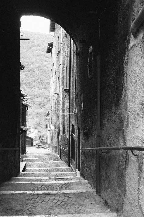 무료 이미지 검정색과 흰색 도로 화이트 거리 골목 벽 이탈리아 어둠 검은 단색화 신전 하부 구조 모양 후지 스 후 지제 1 E1 Scanno