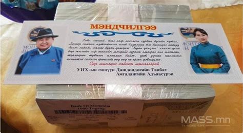 УИХ ын гишүүн Д Ганбат А Адъасүрэн нар тойргийнхоо ахмадуудад мөнгө тарааж явна