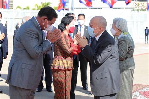 សម្ដេចតេជោ ហ៊ុន សែន និងសម្តេចកិត្តិព្រឹទ្ធបណ្ឌិត អញ្ជើញថ្វាយព្រះរាជដំណើរព្រះមហាក្សត្រ