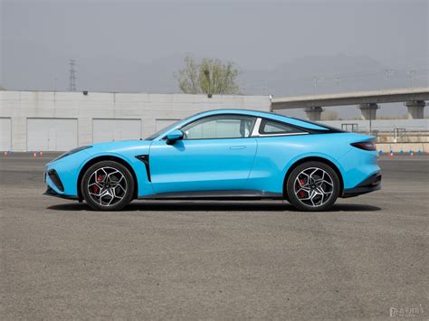 胡斯卡蓝哪吒GT整车外观外观图片 哪吒GT 2023款 580 AWD 7602613 太平洋汽车网