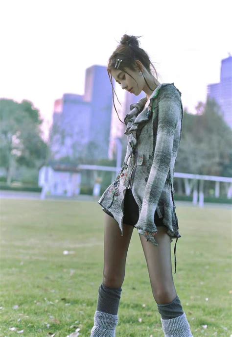 鞠婧祎私服再现y2k辣妹风格，创意开衫配短裤和黑丝，洋气吸睛 知乎