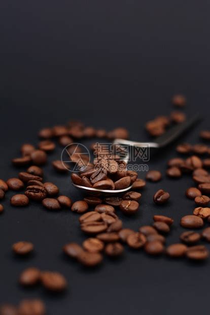 深色背景中的茶匙咖啡豆高清图片下载 正版图片507243061 摄图网