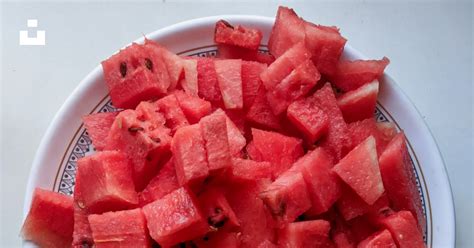 흰색 세라믹 접시에 얇게 썬 수박 사진 Unsplash의 무료 음식 이미지